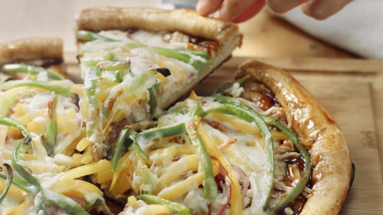 Making Mayo's Recipes: Caramelized onion chicken pizza - Mayo Clinic ...